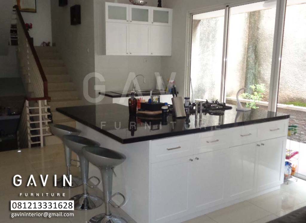 contoh meja island warna putih - Gavin Interior